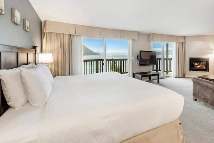 Deluxe Waterfront King & Ocean Views + Living Room - Orcas Island