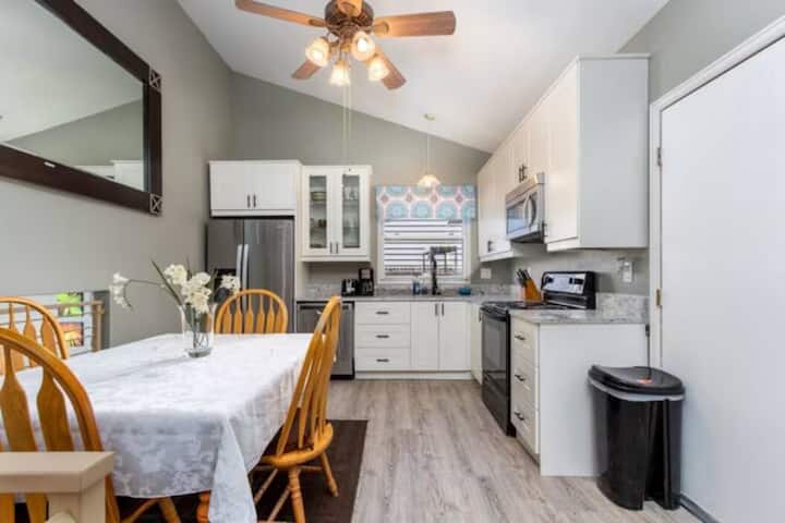 Littleton Updated 3bd/2ba Bi-level Home Near Lake - Littleton, CO