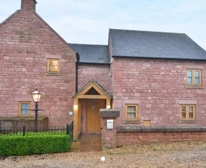 Beaumont House 5 Bed With A One Bedroom Annex - Leek