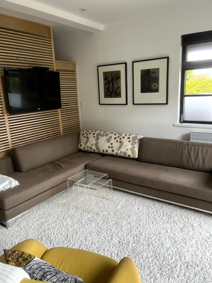 Deep Cove Chic - North Saanich