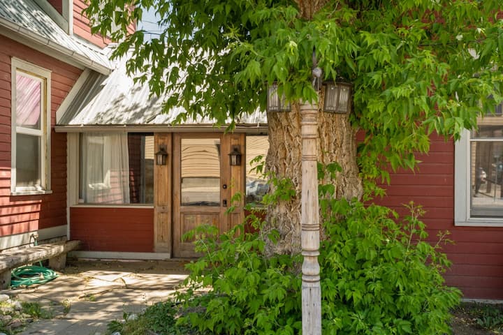 The Lewis House | Privacy And A Hip Downtown Spot - Livingston, MT