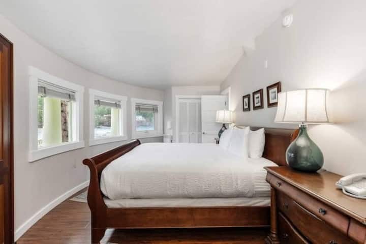 Private Roundhouse Suite With Coastal Views - Orcas Island, WA