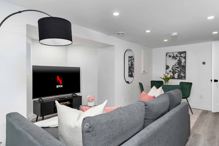 Modern 1-br Condo With Parking In Downtown Toronto - Allan A. Lamport Stadium