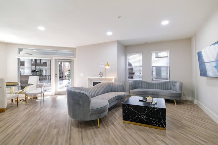 2 Bedroom By Grove With Plenty Of Natural Light - Beverly Hills, CA