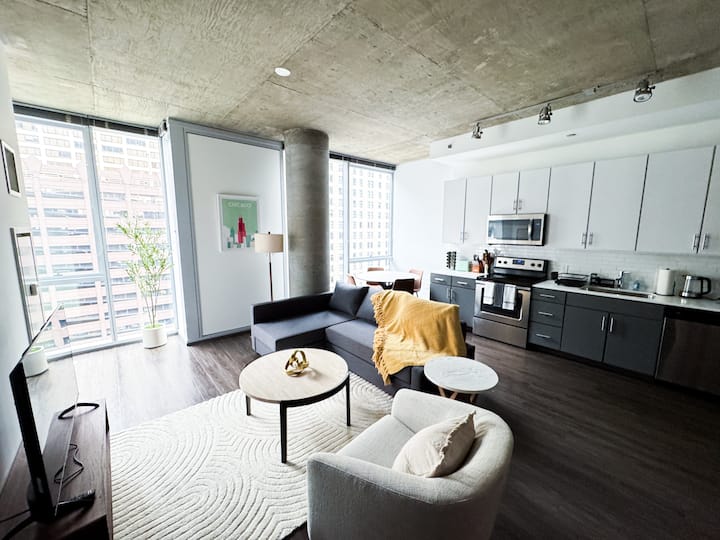 Central City Suite (Indoor Pool • Fitness Center) - Chicago, IL
