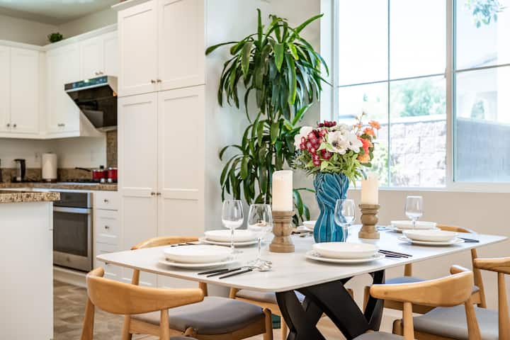 Modern Comfort 4br/3.5ba/tesla Charging/2tvs - Chino, CA