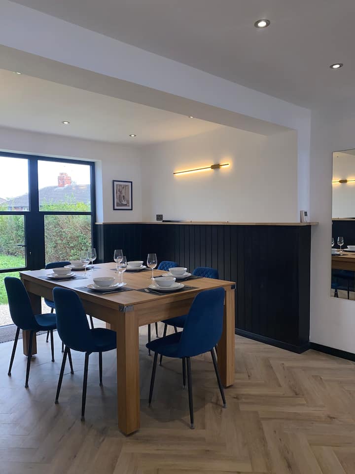 Stunning Modern 3bed House, Free Parking & Garden - Leeds