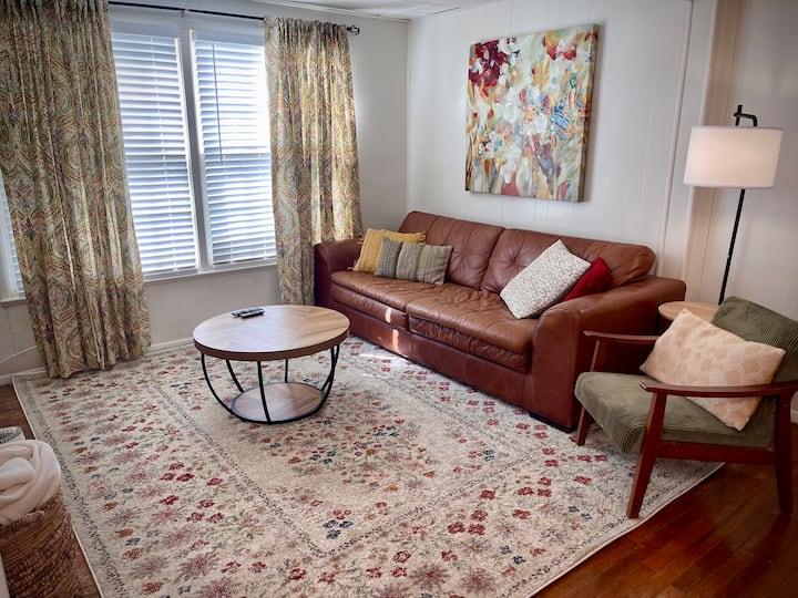Wildflower Suite- Near Ttu + Med Dist. + Downtown - Lubbock, TX
