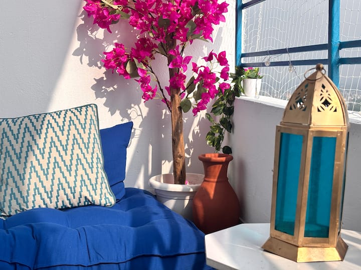 Cozy Santorini-inspired Stay | Near Expo Mart - Dadri