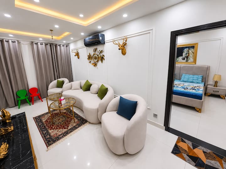 Stylish Retreat | 1 Bed Near Eiffel | Self Checkin - Lahore