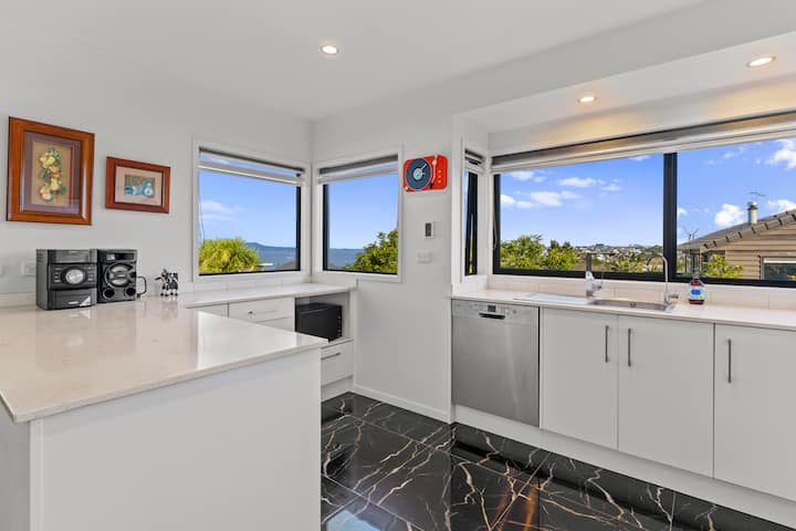 Coastal Home With Rangitoto And Sea Views Nr Beach - Auckland