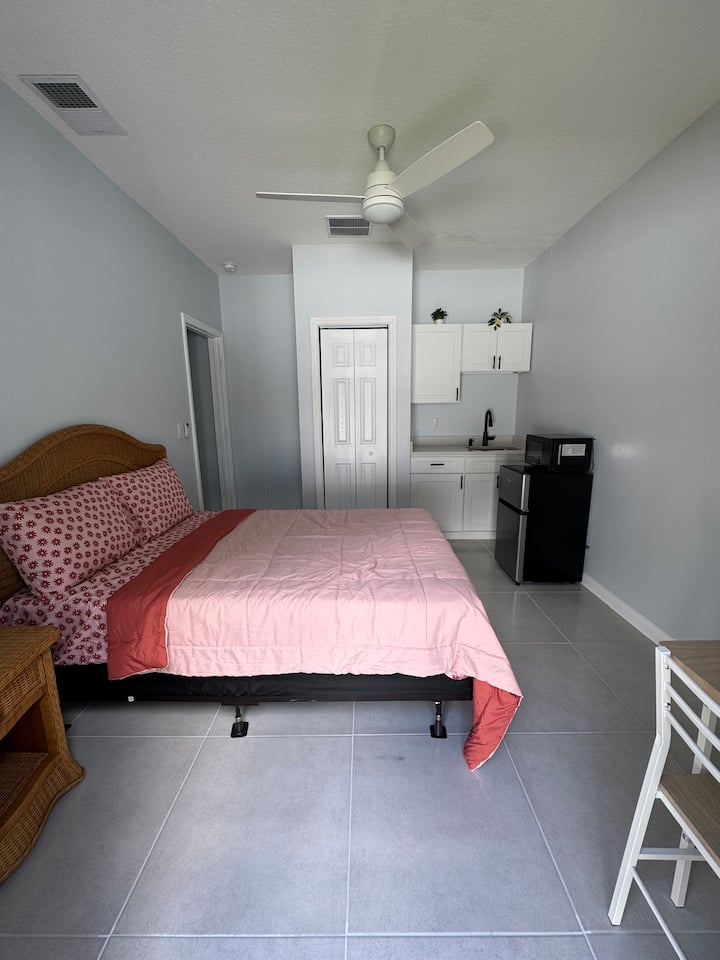Cute Casita Guesthouse 10 Minutes From Downtown - Tampa, FL
