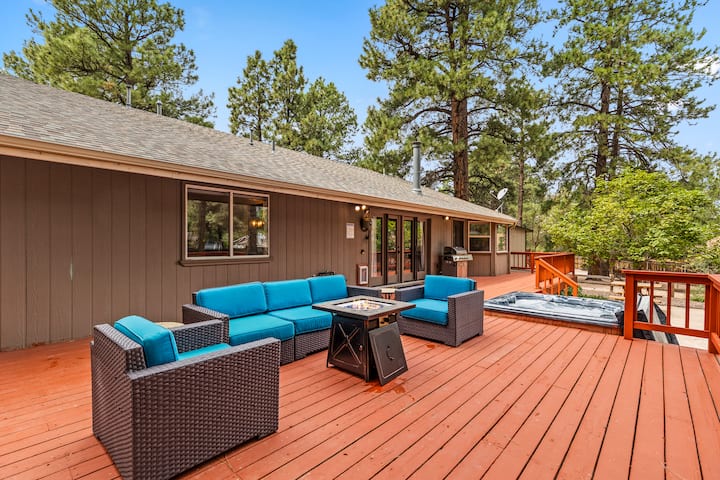 Single Level Home - Hot Tub, Firepit & Sleeps 8! - Flagstaff, AZ