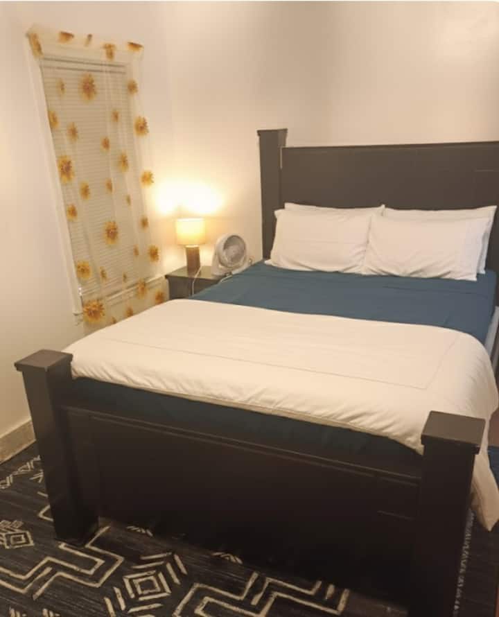 Save Big! No Cleaning Fee -Guest Favorite 2br Flat - Detroit