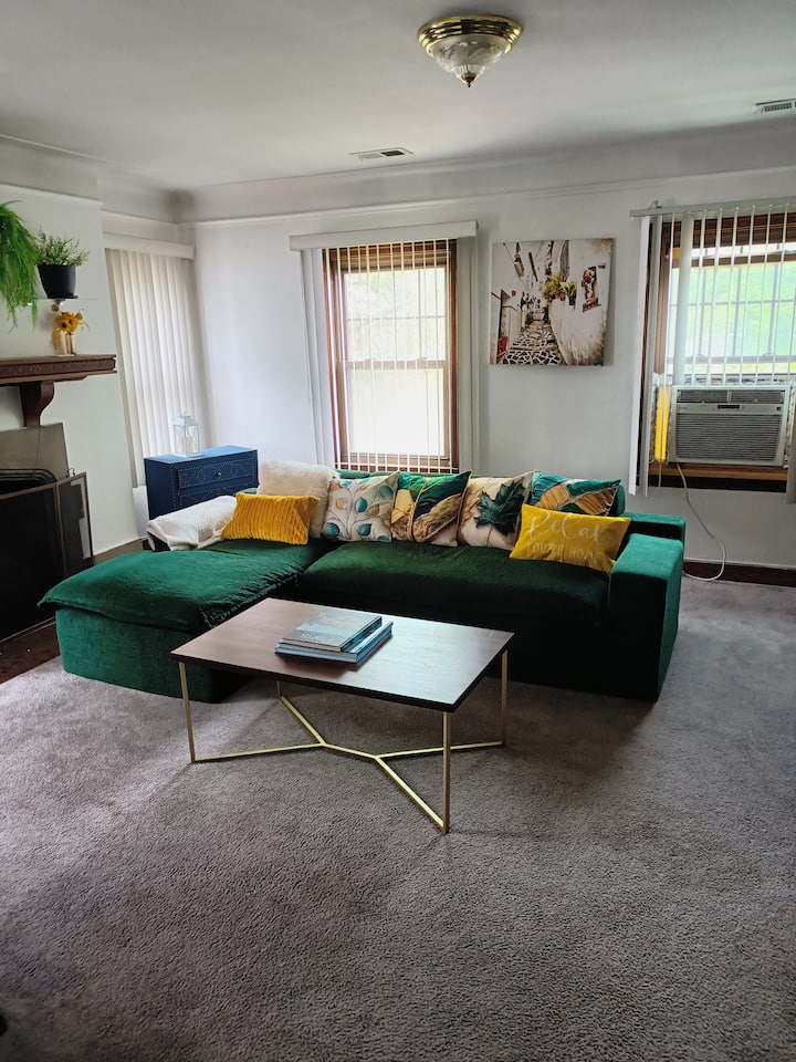 Charming Historic Upper Flat - Grosse Pointe, MI