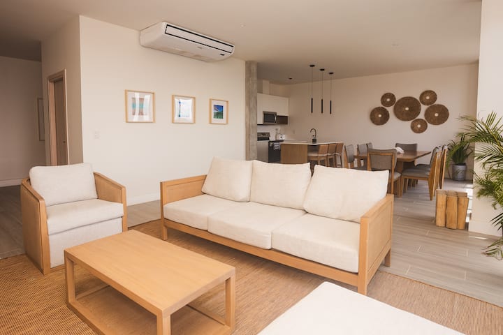 Luxury 3-br Condo W/ Ocean Views - West Bay