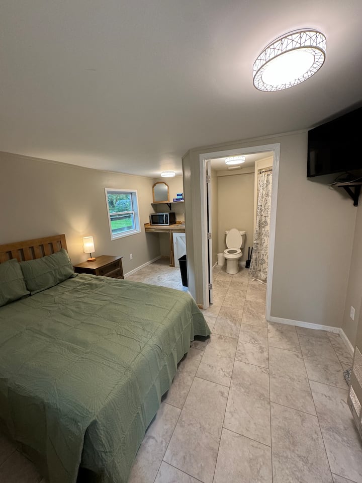 Black Bear Inn- Evergreen Escape, Sleeps 2, New! - Wellston, MI