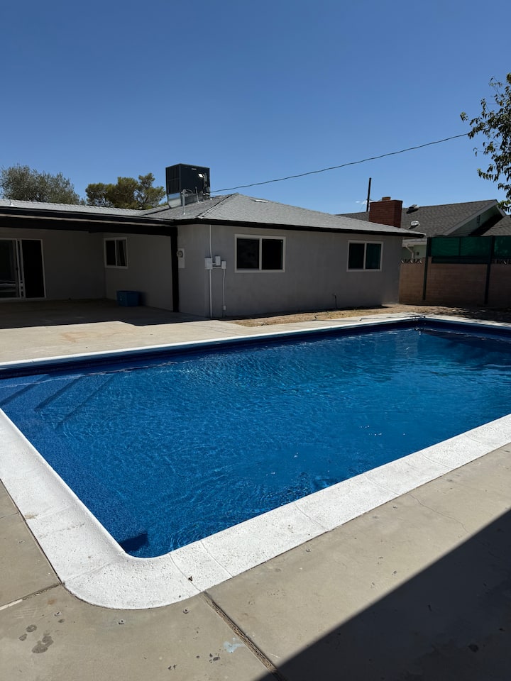 Ridgecrest House 3br 2ba With Pool Waiting 4 You - Ridgecrest, CA