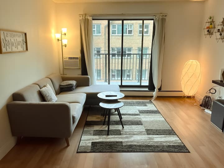 Main Downtown | Deluxe Suite W Pool, Gym & Balcony - Winnipeg