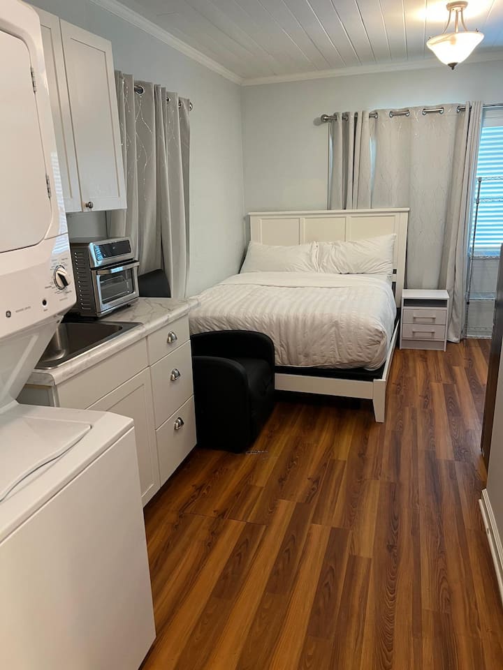 Pristine Studio Unit - Tallahassee, FL