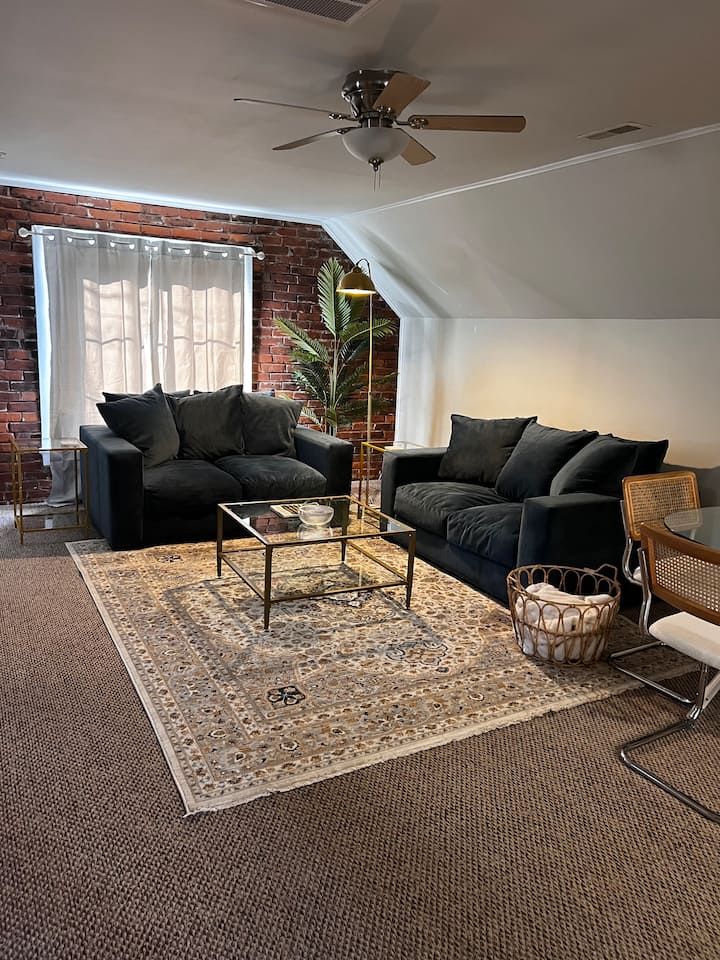 Cozy Upstairs Unit In Historical Home - Cape Girardeau, MO