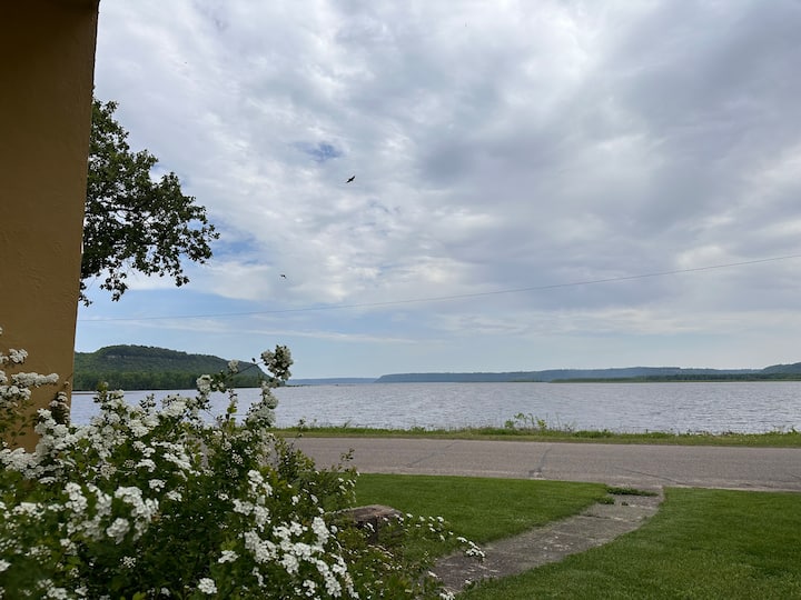 Bay City Bungalow · Waterfront Mid-century Retreat - Red Wing, MN