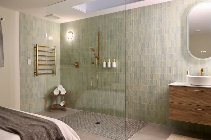 Modern Highlands Retreat | Spa Shower & Patio - Squamish