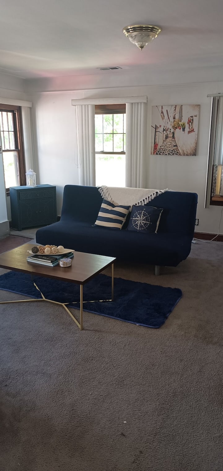 Relax & Regroup Near Downtown Detroit - Grosse Pointe, MI