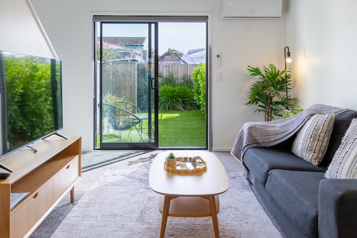 Chic Riccarton Stay With Parking + Outdoor Space - Prebbleton