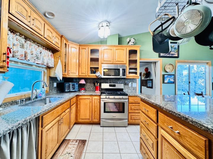 Yucca Haus | Private Tennis Court | Unique & Quiet - Wrightwood, CA