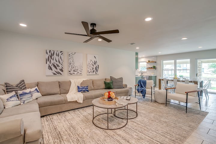 Gorgeous Lakefront Granbury Retreat | 3br + Dock - Granbury, TX