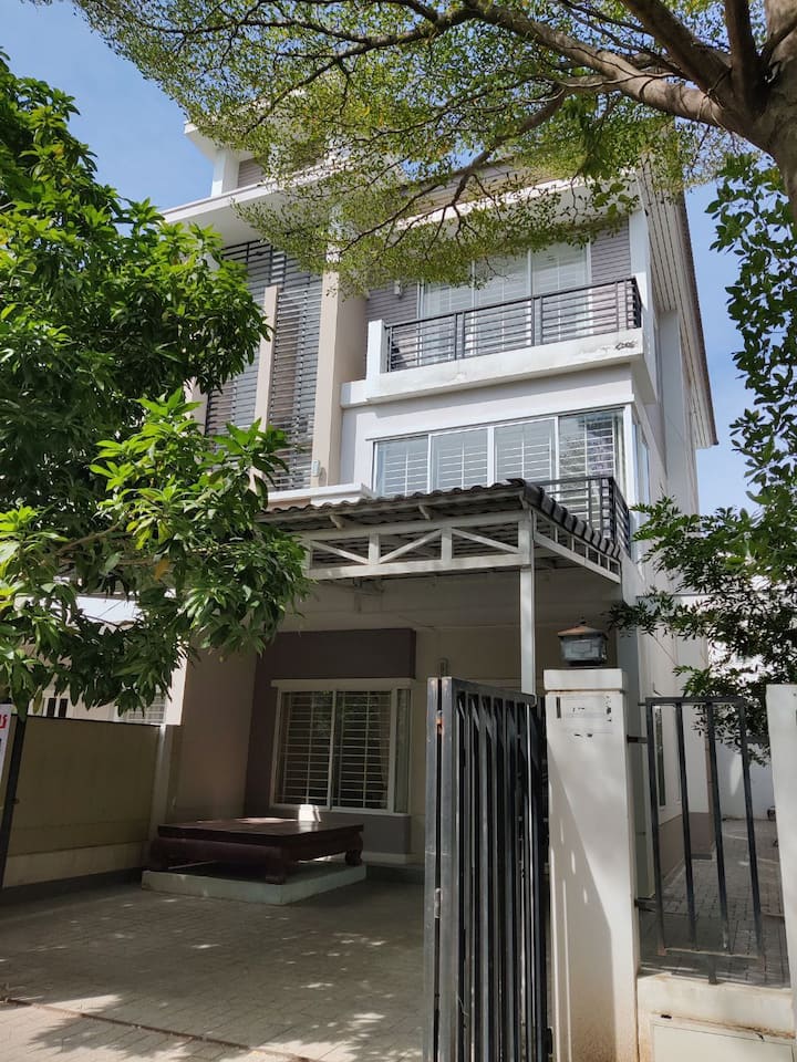 Spacious 5 Bedrooms, 5 Beds, 6 Baths, And More - Phnom Penh
