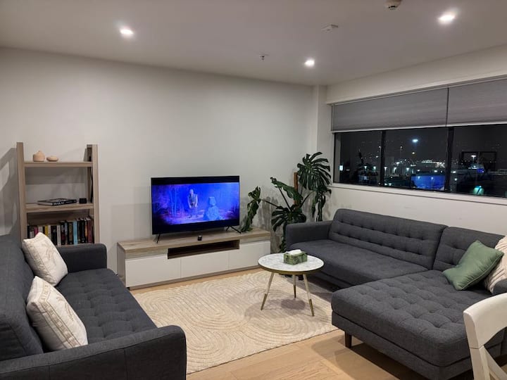 Spacious Apartment With Free Car Parking - Northland