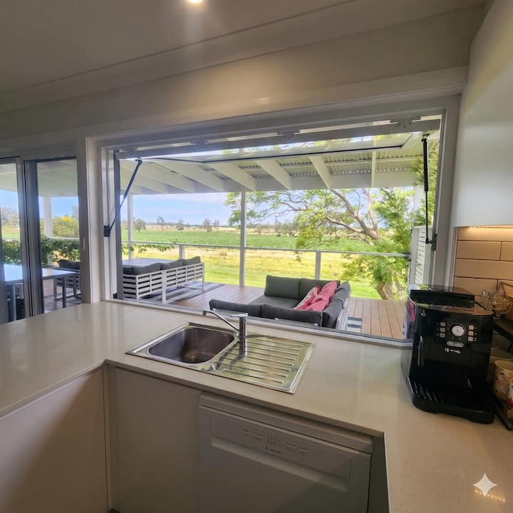 Contemporary Nowra Home. Quiet Central Location - Nowra
