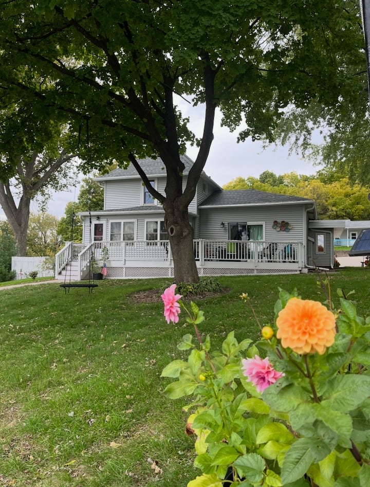 The Farmhouse At Little Bluff - Pickwick, MN