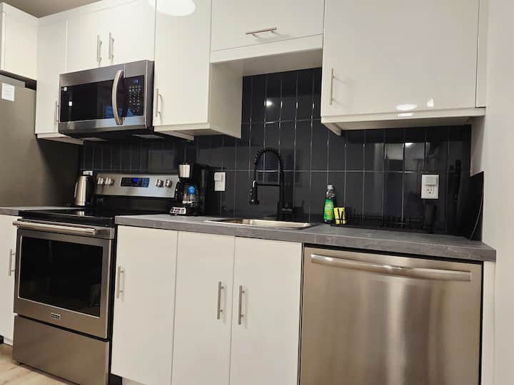 Bright & Charming Basement Suite (Unit B) - 雷吉納