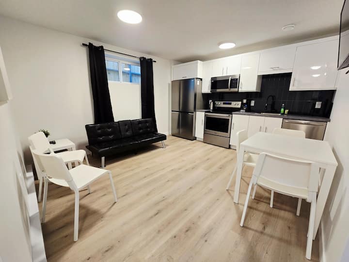 Bright & Charming Basement Suite - Regina