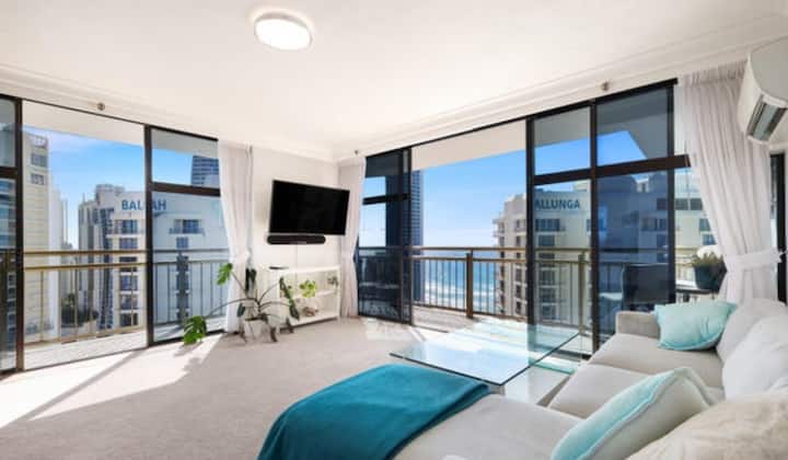 Stunning Ocean Views! Beachside Apartment - Surfers Paradise