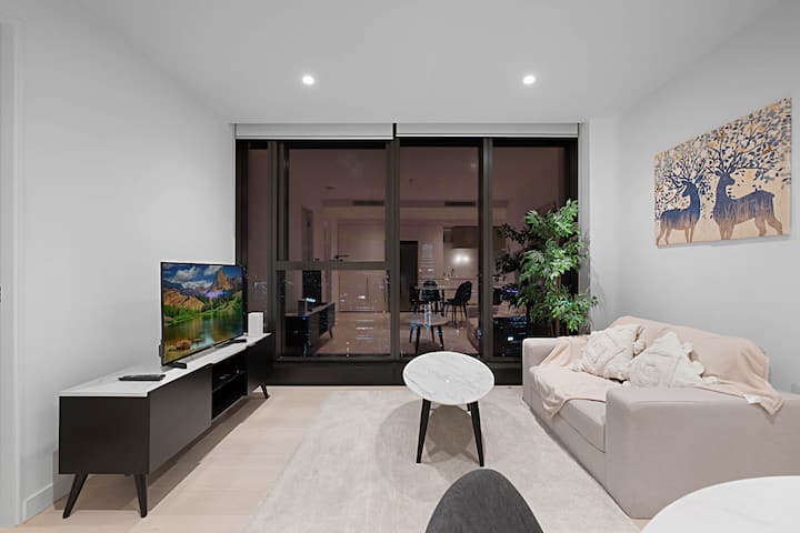 Bright & Spacious 2bed 2bath | Breathtaking Views - Melbourne