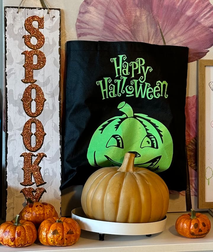 Cozy Canadian Crimson Cabin: King & Queen Rooms - Hawkesbury