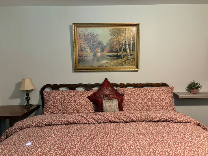 Cozy Canadian Crimson Cabin: King Room - Hawkesbury