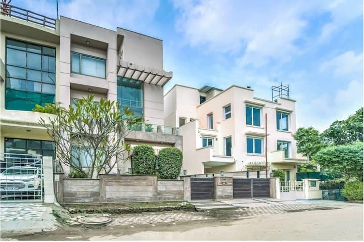 Grand 11-room Villa With Private Event Hall - India