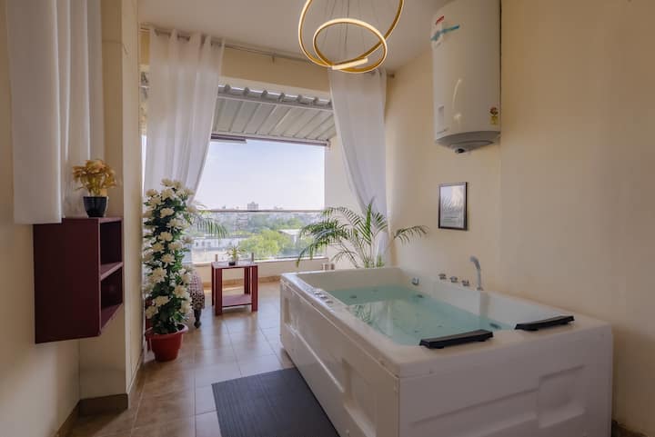 Cayetana Big Balcony Room | Jacuzzi Access - Jaipur