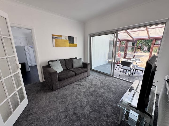 Near Airport Fully Detached Home Parking Available - London Heathrow Airport (LHR)