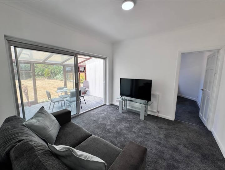 Unique Airport House - 3bedroom - Parking - Thames Ditton