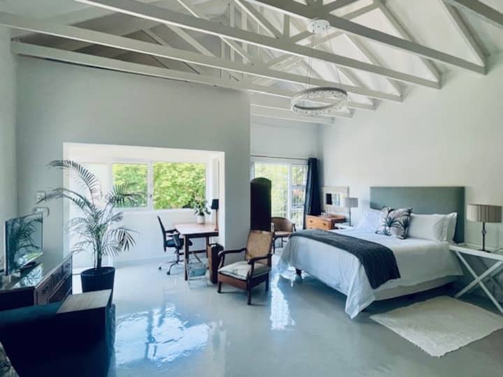 Executive Comfort In Subtropical Serenity - Umhlanga