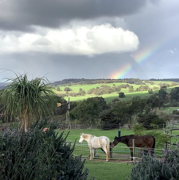Reset And Chill In The Spa At Katandra Cottage, - Swan River