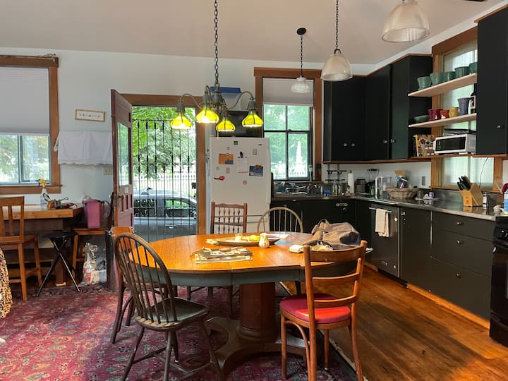 Newport Bo-ho In So-bro. A Shot Gun House. - Newport, RI