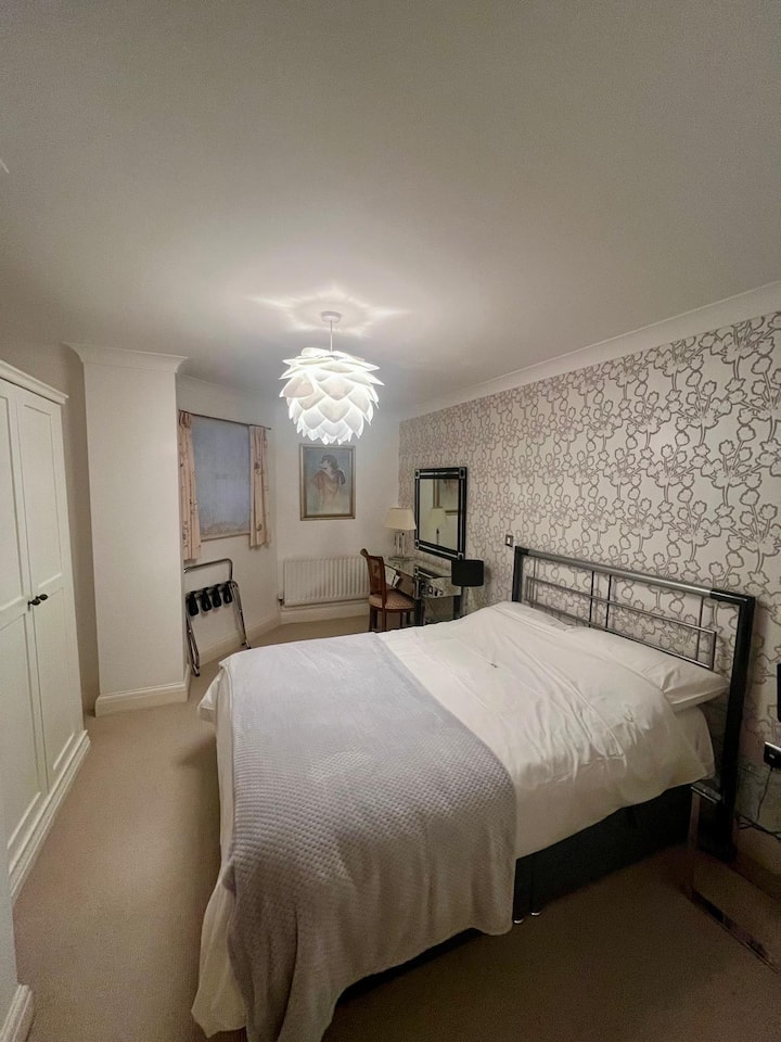 2 Bed Town Centre Apartment With Free Parking. - Stratford-upon-Avon