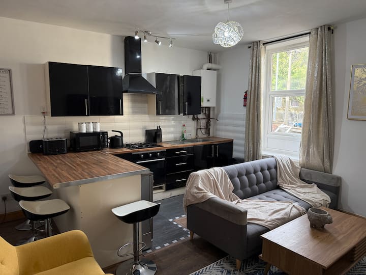 Modern Home • Sleeps 7 • Contractor Friendly - Ilkley